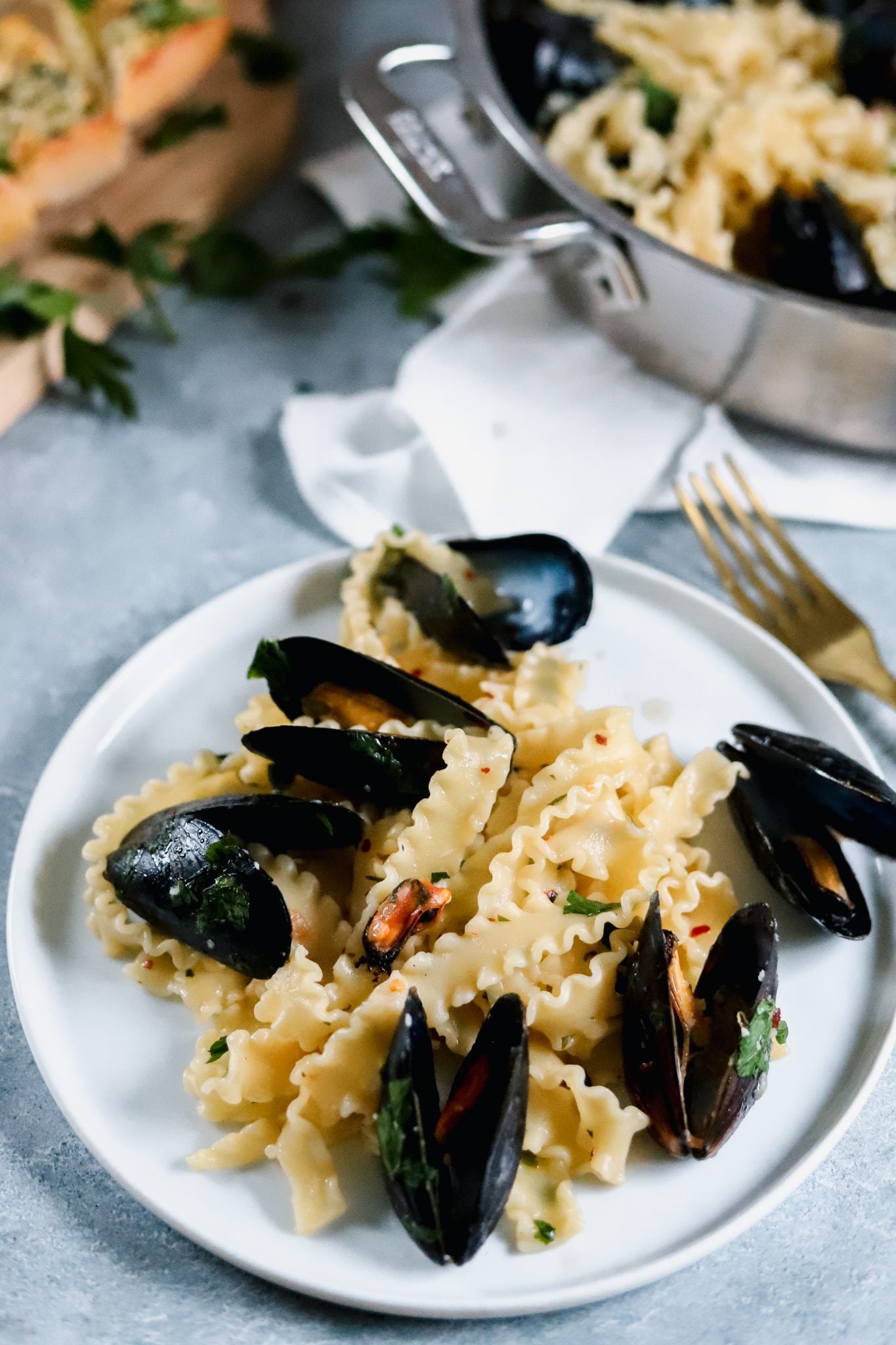 Pasta with Mussels and Garlic White Wine Sauce