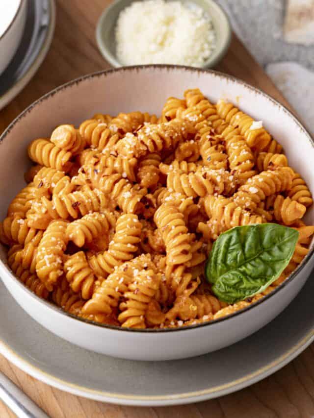 Easy Fusilli alla Vodka (Pasta with Sauce Recipe) - Seasoned and Salted