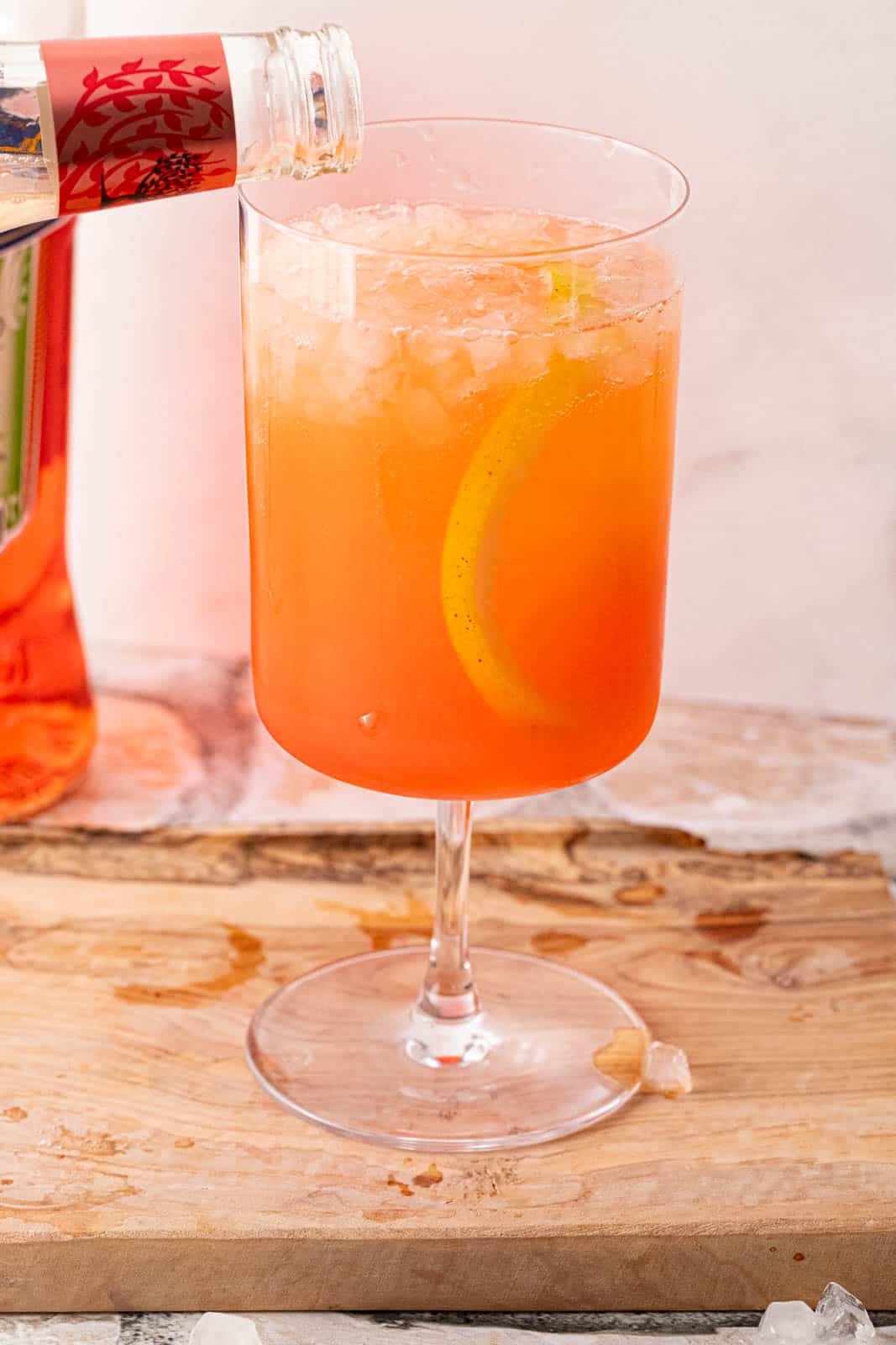 Grapefruit Aperol Spritz Recipe (Light Summer Cocktail) - Seasoned and ...