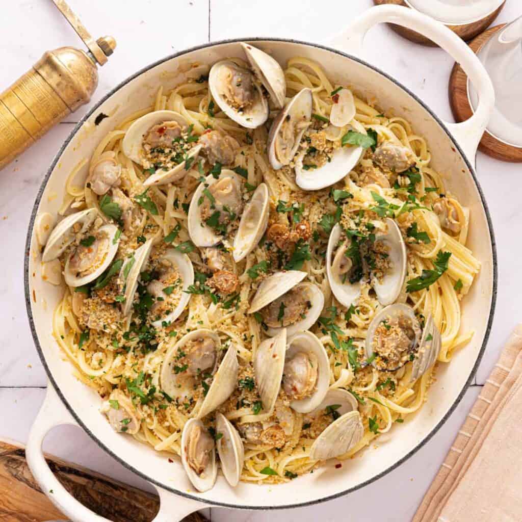 Italian Linguine Vongole Recipe (Pasta with Clams) - Seasoned and Salted