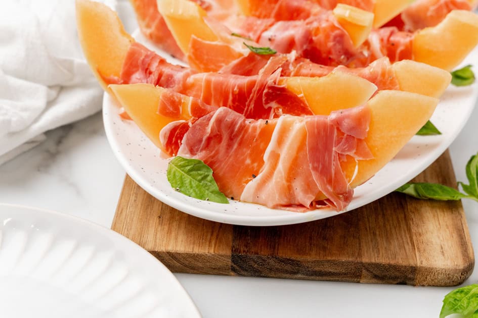Prosciutto e Melone Recipe (5-Minute Italian Appetizer) - Seasoned and ...