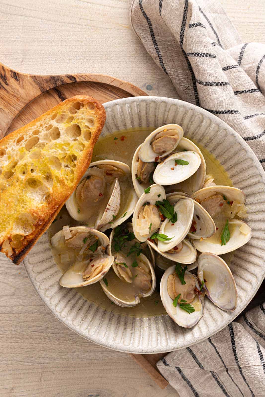 Steamed Littleneck Clams in White Wine and Garlic Recipe - Seasoned and ...