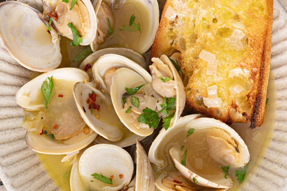Steamed Littleneck Clams in White Wine and Garlic Recipe - Seasoned and ...